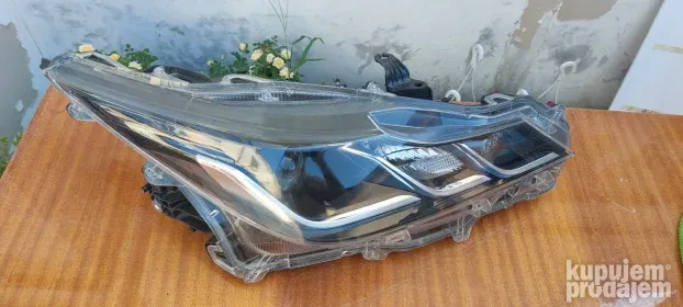Toyota Corolla desni far od 2019 god original - KupujemProdajem