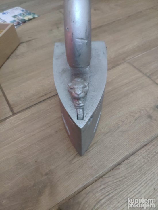 Metalna retro pegla u srebrnoj boji - KupujemProdajem