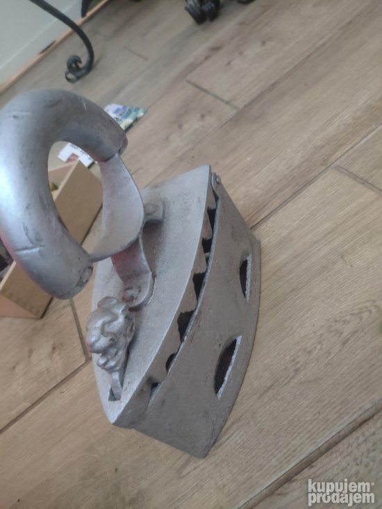 Metalna retro pegla u srebrnoj boji - KupujemProdajem