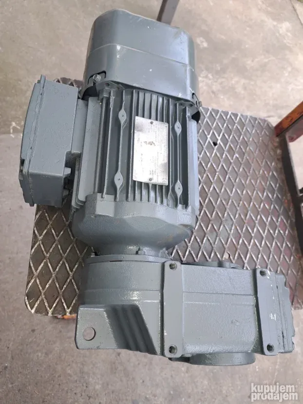 Reduktor 1,5 kw 129 o/min sa kocnicom - KupujemProdajem