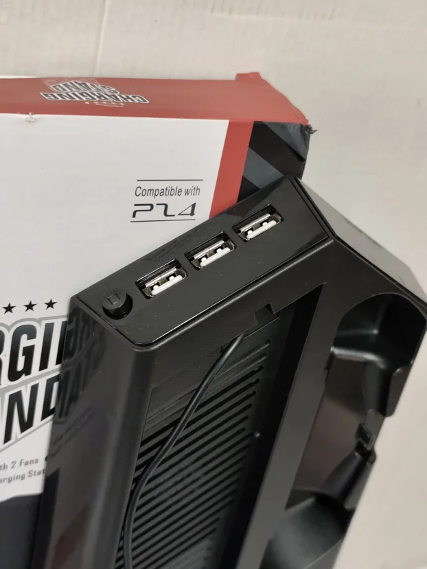 PS4 Pro 1TB + Punjač USB Kuler+2 Džoja +9 Igre HDD+3 Igre CD ...