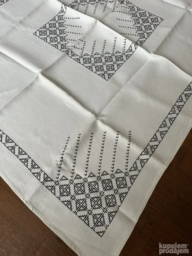 Stolnjak rucno vezen 130x103 - KupujemProdajem