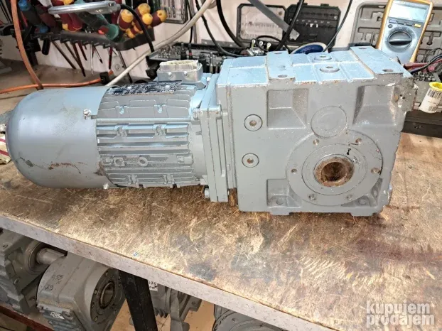 Reduktor 1,1 kw 38 o/min sa kocnicom - KupujemProdajem
