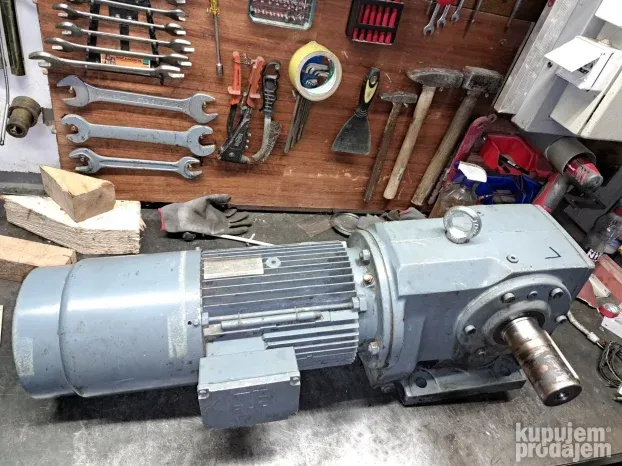 Reduktor 1,0/4,0 kw 10/40 o/min sa kocnicom - KupujemProdajem