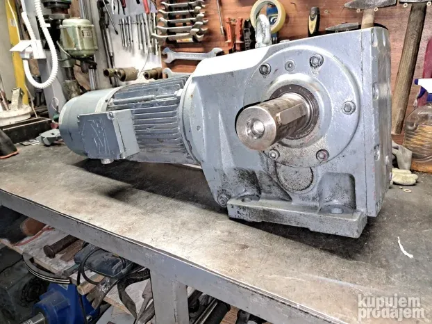 Reduktor 1,0/4,0 kw 10/40 o/min sa kocnicom - KupujemProdajem