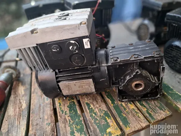 Reduktor sa frekventnim reg. 0,55 kw od 7 do 74 o/min - KupujemProdajem