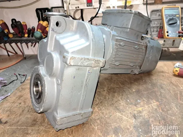 Reduktor 1,1 kw 41 o/min sa kocnicom - KupujemProdajem