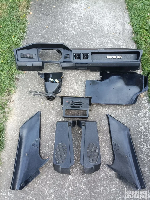 Crna instrument tabla i enterijer yugo fabrika - KupujemProdajem