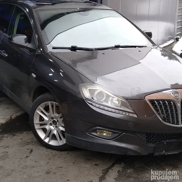 Lancia delta desno krilo kod boje 284 - KupujemProdajem