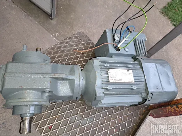 Reduktor sa frekventnim reg. 1,5 kw od 20 do 200 o/min - KupujemProdajem
