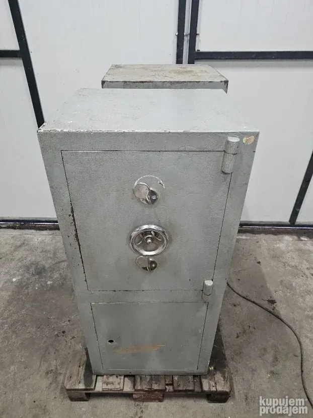 Sef kasa " Primat Maribor" sa 2 mehanicke brave na kljuceve ...