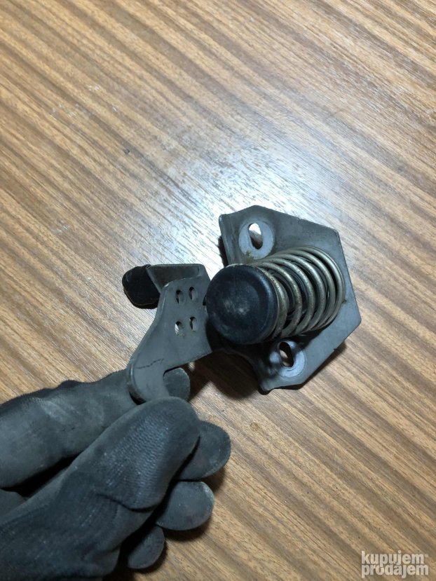 BMW E60 E61 brava klin za zabravljivanje haube - KupujemProdajem