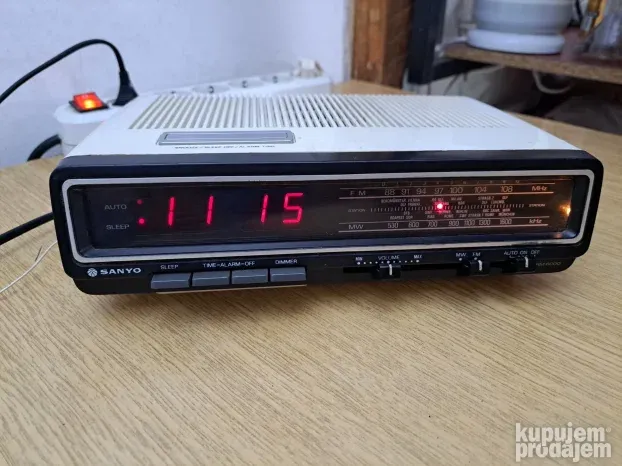 Radio budilnik SANYO RM6000 iz 70-ih - KupujemProdajem