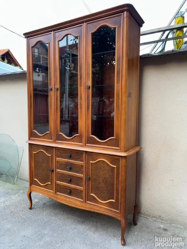 Stilska vitrina KRISTALIJERA odlicno stanje - KupujemProdajem
