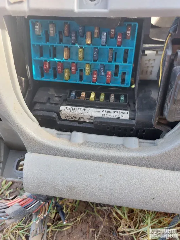 Tabla sa osiguracima Renault senic - KupujemProdajem