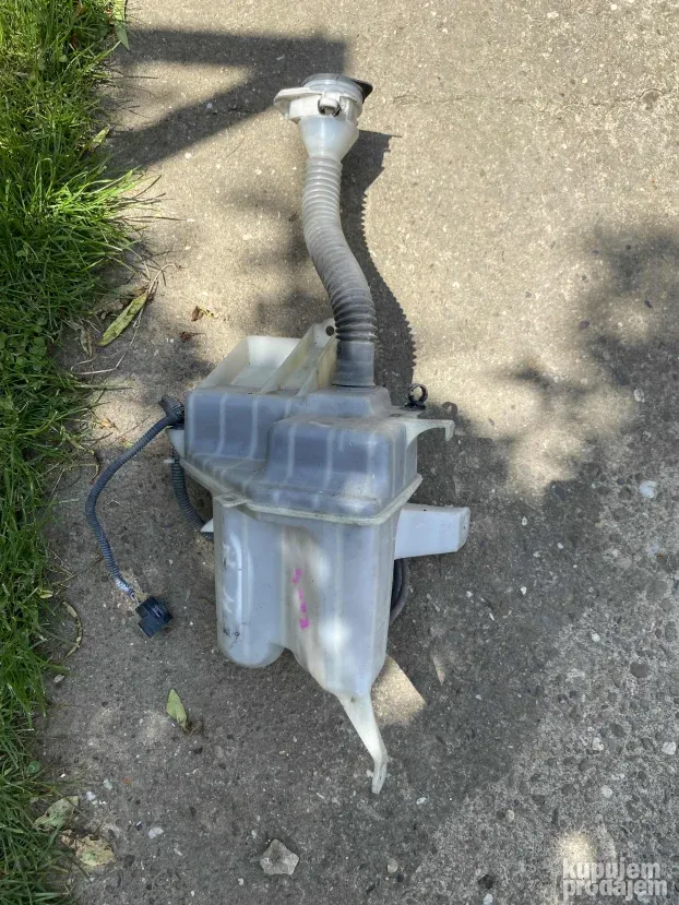 Boca vode za brisace Rav4 2006-2009 - KupujemProdajem