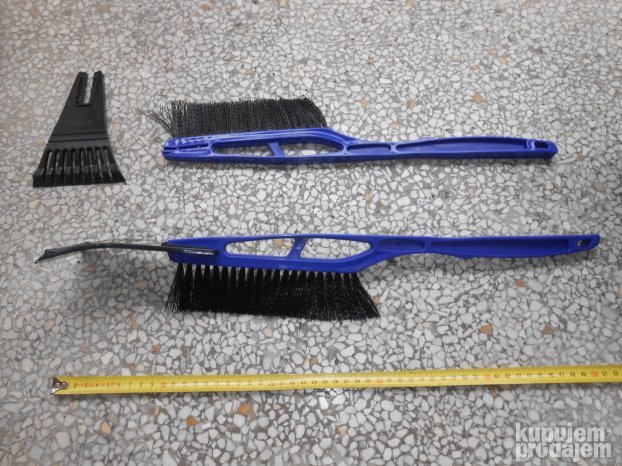 Strugalica / strugac za led sa cetkom 53/43cm dvodelna - KupujemProdajem